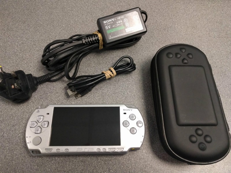 Sony PSP-2003 8gB Silver Console (CFW 6.60 + Mame / SNES)